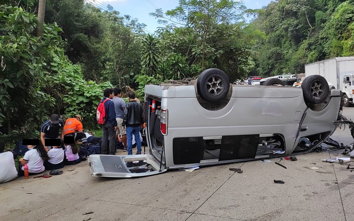Volcó microbús escolar que transportaba a 18 estudiantes | El ...